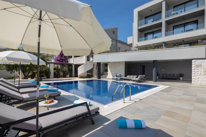 Modern Spacious Vista With Heated Pool A2 - Primošten