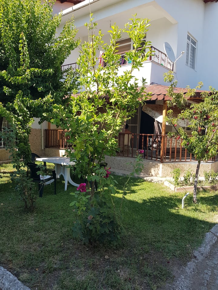 Havuzlu Bahçeli Huzurlu Bir Villa - Dikili