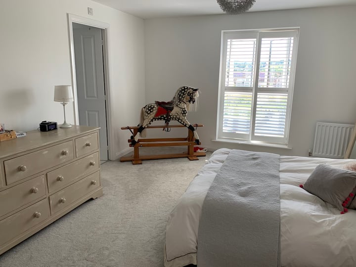Sunny And Spacious 5 Bedroom House - Tewkesbury