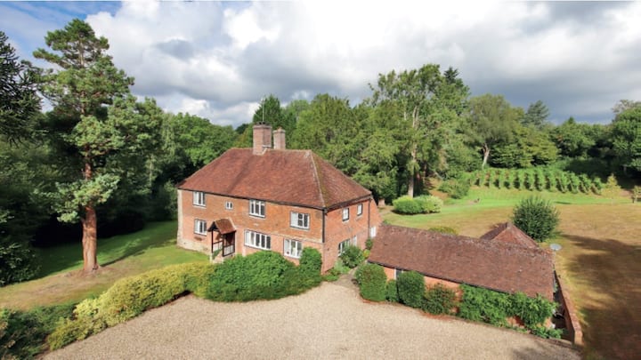 16 Century Tudor Manor Hall With Garden & Pond - Uckfield