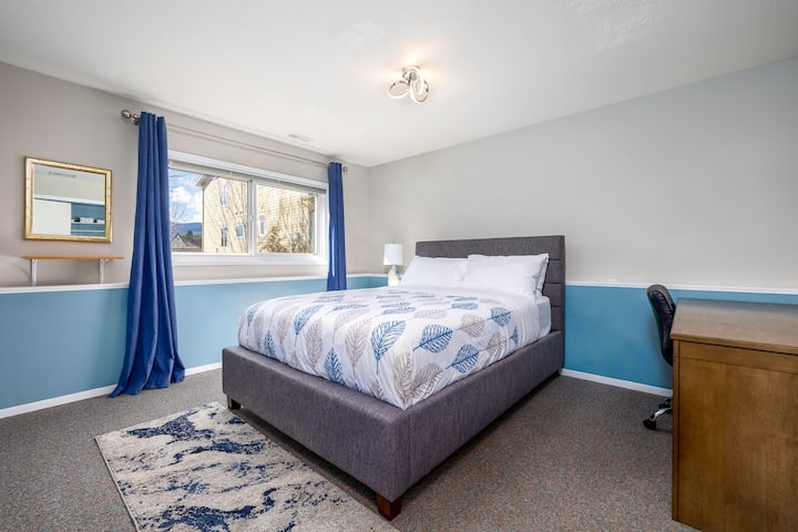 Private Cozy Bedroom: Shared Bath & Living Spaces - Kelowna