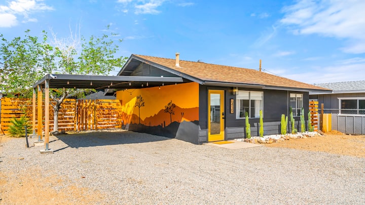 Boho Desert Retreat: Fire Pit, Outdoor Cowboy Bath - Joshua Tree, CA