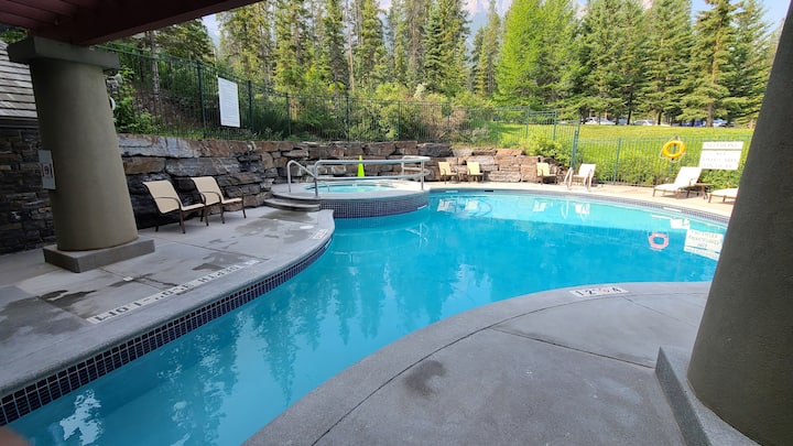 Alpine Escape - Sleeps 8, Heated Pool & Hot Tub - Canmore