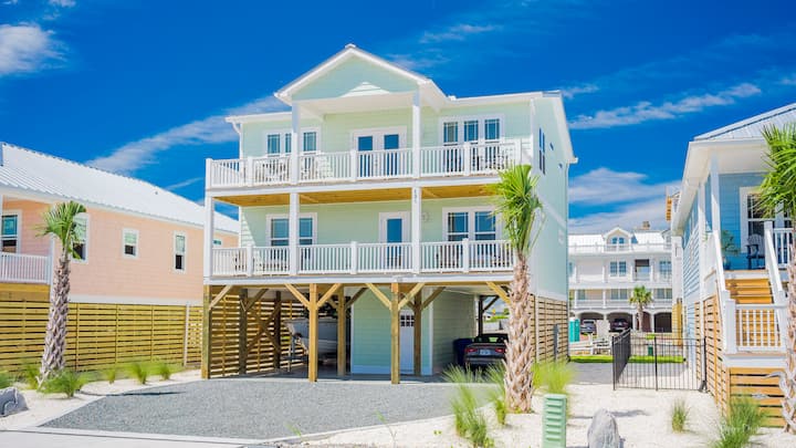 Modern, Ocean View, Steps From Beach With Backyard - Oak Island, NC