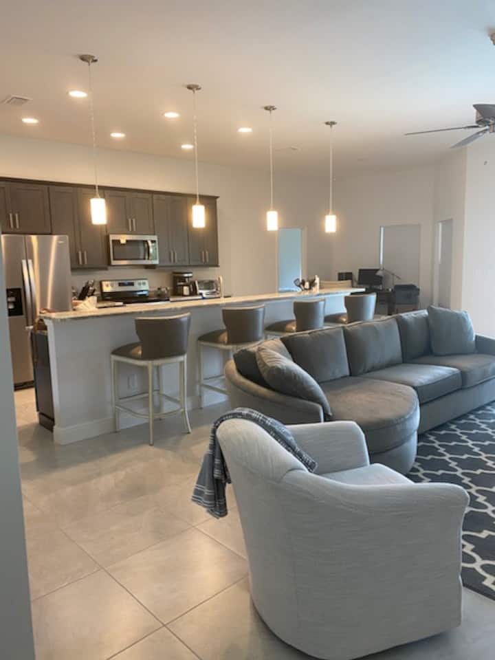 Comfy 4 Bedroom 2 Bathroom Home That Sleeps 10. - Cape Coral, FL