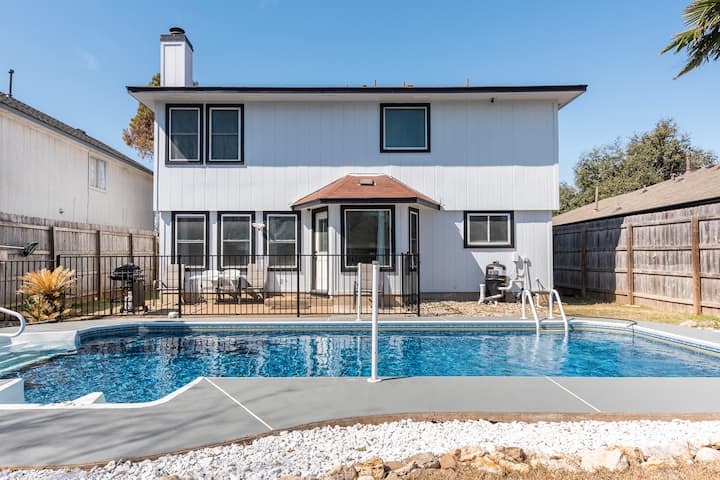 Beautiful Resort Style Home - Round Rock