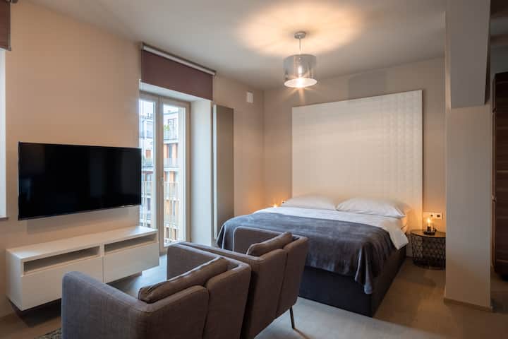 Spacious Design Studio W. Balcony And A/c - Prága