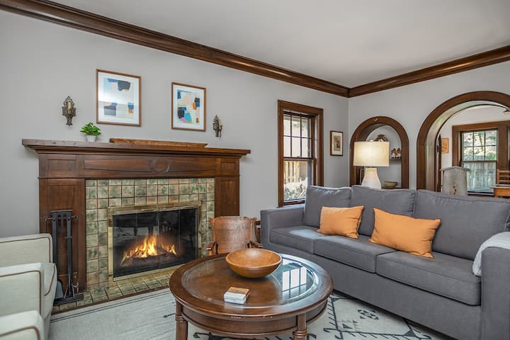 Comfortable Three+ Bedroom Close To Nd! - Mishawaka, IN