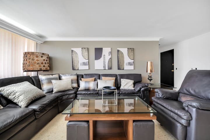 Comfortable Spacious Apartment With Balcony & View - Medellín