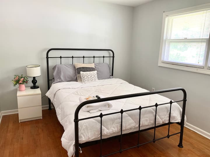 Rita's Place: Walking Distance To Downtown & Vt! - Blacksburg, VA