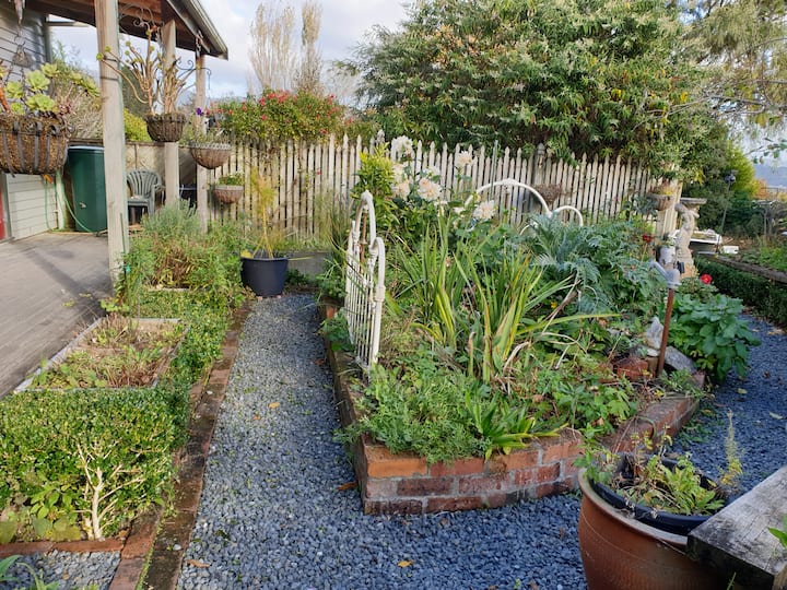 Gorgeous Private 3 Bedroom California Bungalow - Upper Hutt