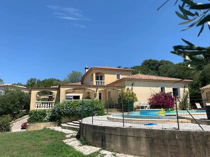 Villa Familiale Avec Vue Et Piscine - Calvisson
