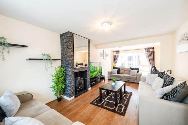 *Superb Location* Large 4 Bedroom City Centre Home - Wirral