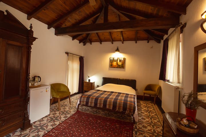 Adatepe’de Mavras Taş Oda Bahçe, Klima & Kahvaltı - Adatepe