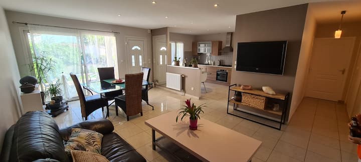 Maison, Terrasses Et Jardins. - ibis budget Clermont Ferrand Sud