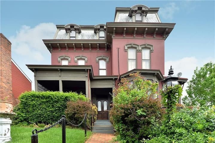 Spacious 1 Bedroom Master Suite With Private Bath - Pittsburgh, PA