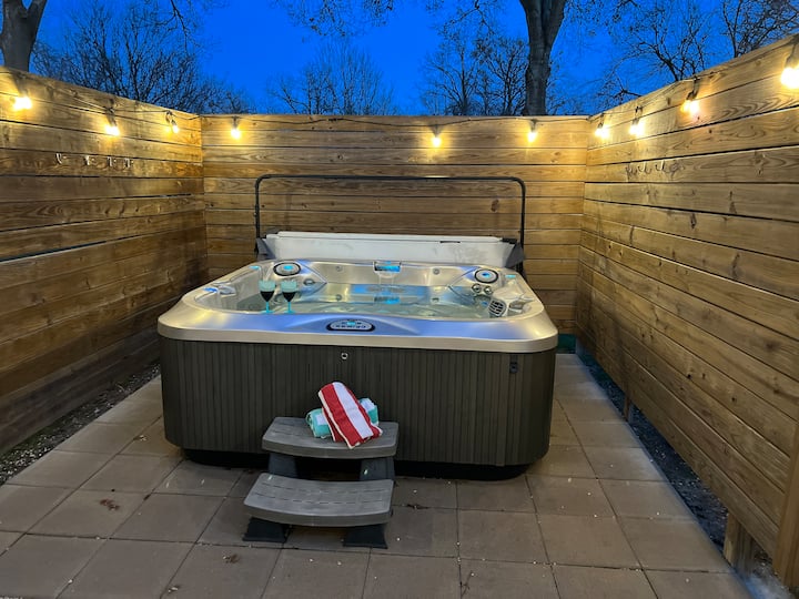 705 N Washington · Lrg Yard W/games-grill-hot Tub - Fredericksburg, TX