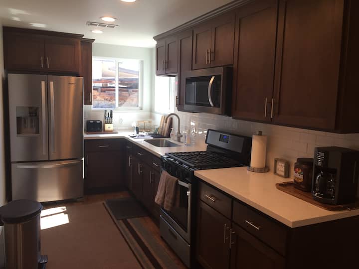 Cozy & Charming Modern Front Main House In Modesto - モデスト, CA