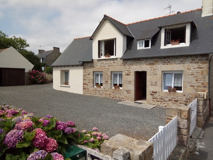 Maison Avec Terrain Clos, Commerces En Face. - Paimpol