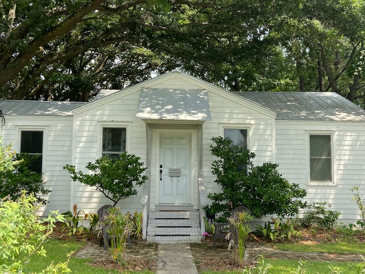 Centrally Located, Charming, Mid-century Bungalow - North Charleston, SC