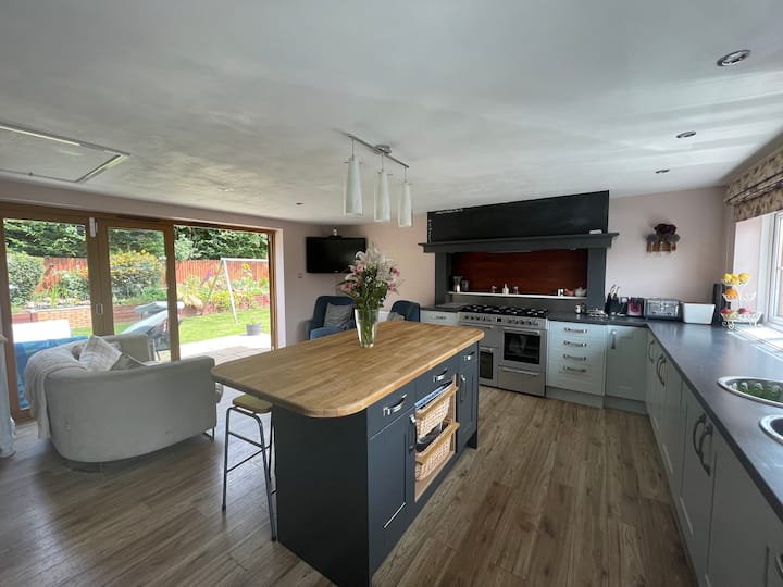 Superb Detached 4 Bedroom Property. - Budleigh Salterton