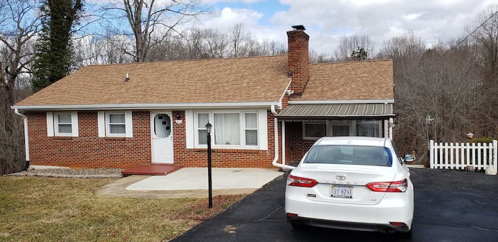 Lynchburg Home: Full Kit,3bd/1b,w/d,wifi, ~.5mi Lu - Lynchburg, VA