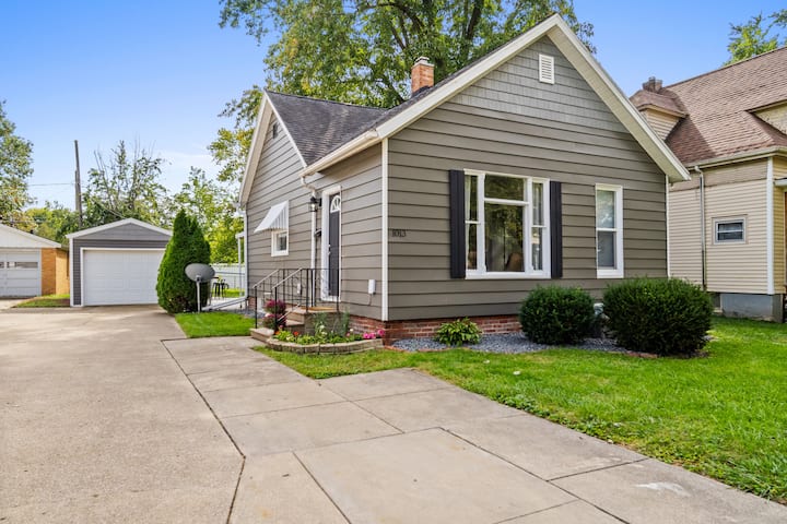 Olive Street Bungalow - Bloomington, IL