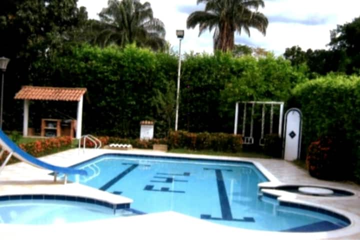 Agradable Casa De Campo Con Piscina - Melgar