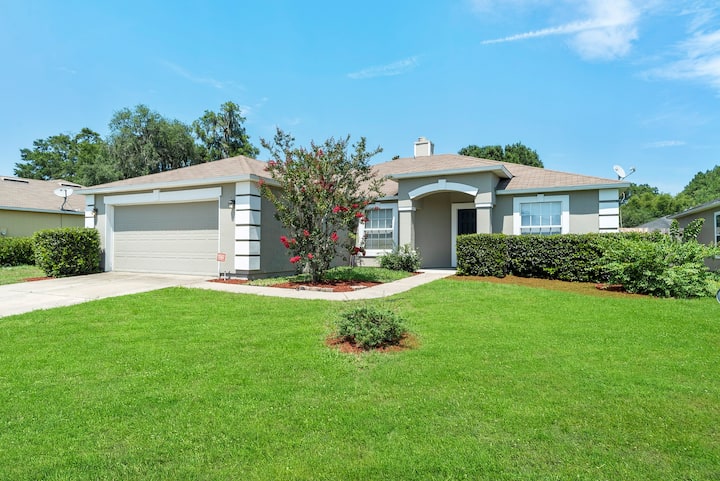 Spacious Pet-friendly Home Near Airport & Pool - Jacksonville, FL