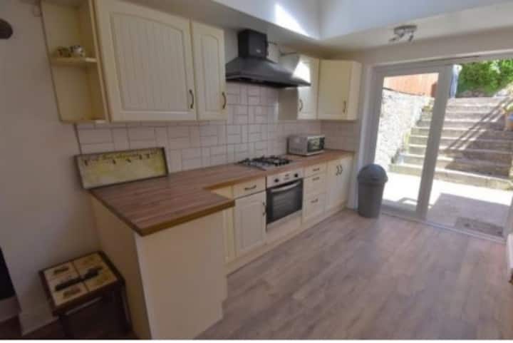 Large 3-bed House, 5-10 Min Walk To Beach, Parking - Tenby