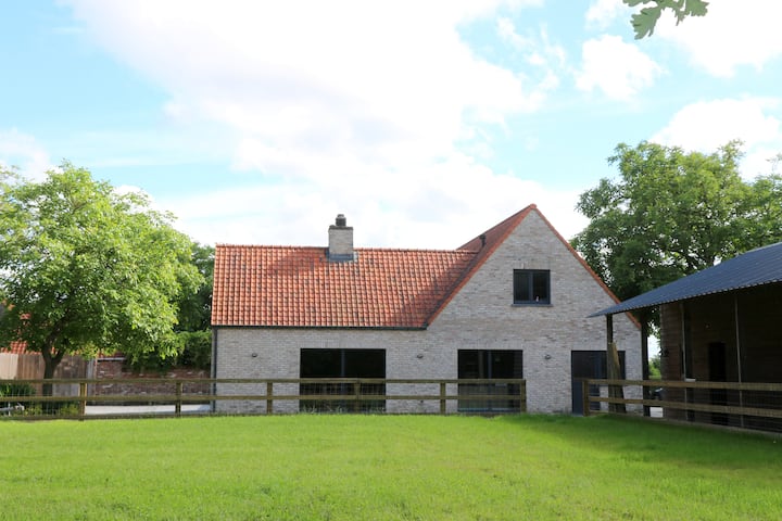 Ruim Vakantiehuis Met Tuin Voor Families - Roeselare