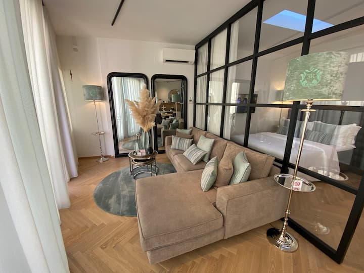 Downtown Penthouse | Elegance Room | Aparta&suite - 바사노델그라파