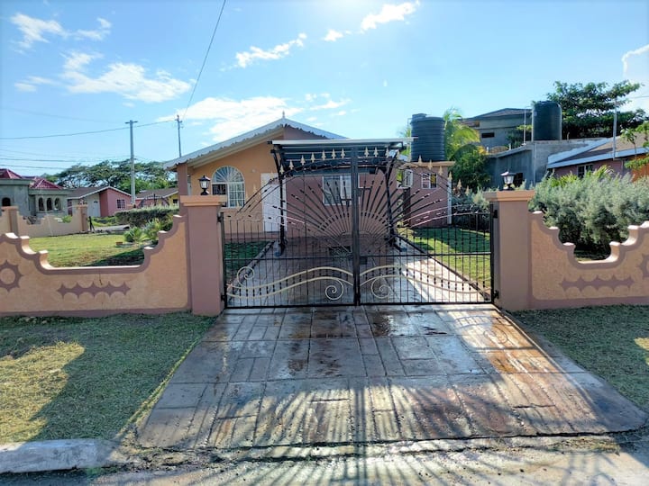 La Maison-nhv2 Gated Community, Fully A/c & Grille - Jamaica