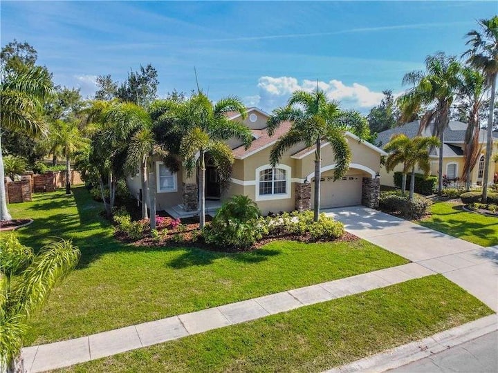4-bedroom House With A Sunroom + Near The Beach - Apollo Beach, FL