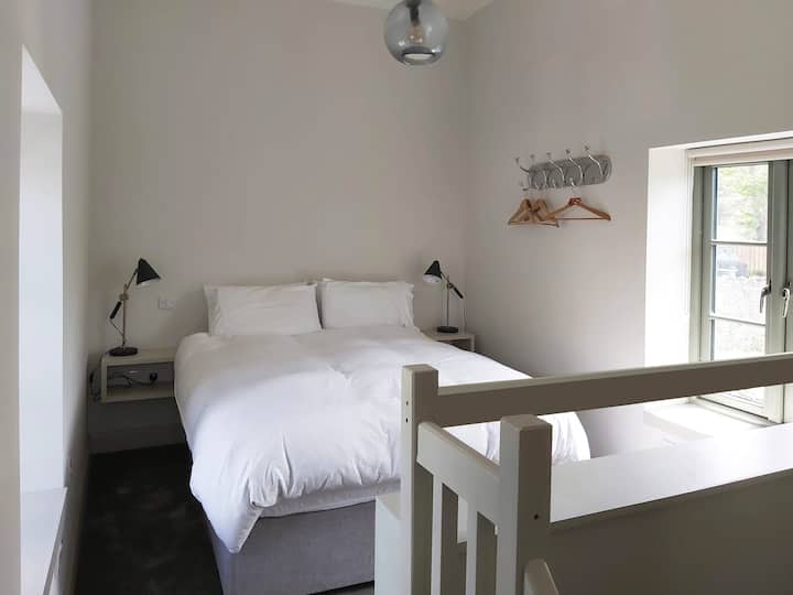 **Riverside Room In Historic Listed Building** - Clifden