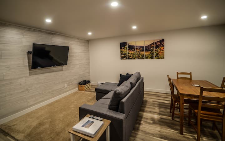 Mt 7 Vista- Central 1br Private Basement Suite - Golden