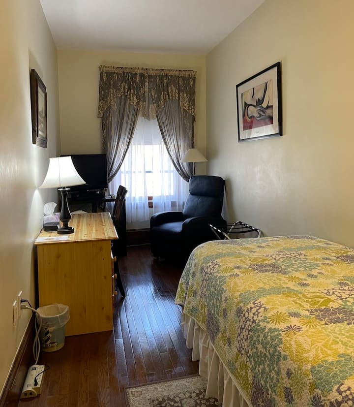 Fenway Park Brownstone-4b (Single Guest Only) - Brookline, MA