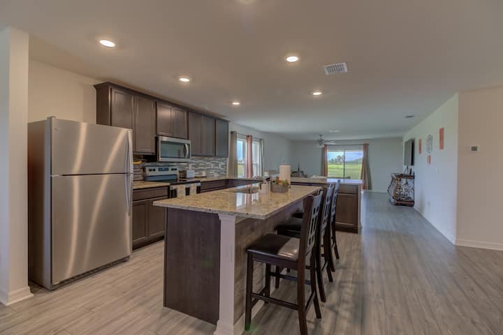 Spacious 4br Residential Near The Beach (10 Mins) - Fort Pierce, FL