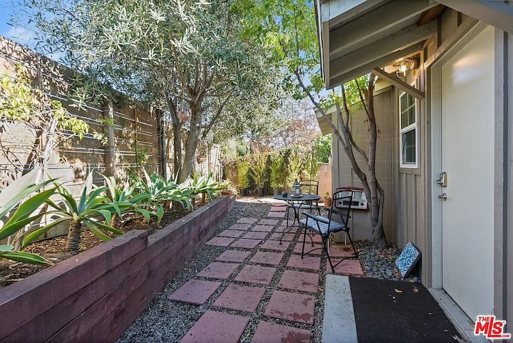 Private Cottage, Border Of Santa Monica/venice - Los Angeles, CA