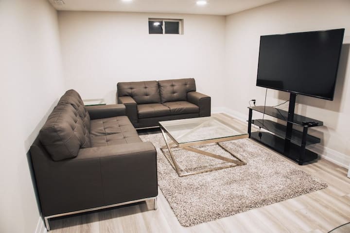 Luxurious And Modern Brand New Apartment - Burlington