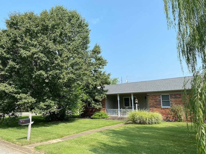 Stonegate Place. 4bd 2bth And Sleepsofa. Breakfast - Newburgh, IN