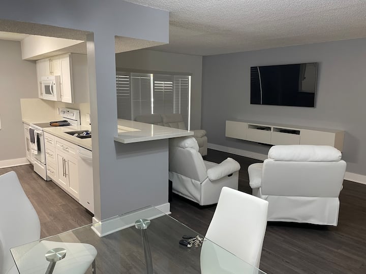 Lovely Updated 2 Bed 2 Bath Condo! - Pembroke Pines