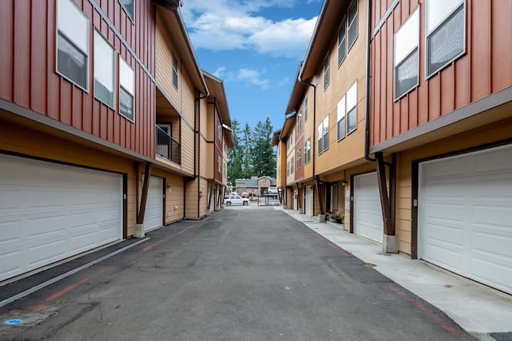 Spacious 3 Bd/2.5 Bath Townhome W/ 1 Car Garage - Renton, WA