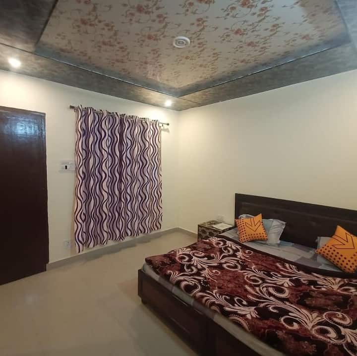 Usha Home Stay & Restaurant - Kanatal
