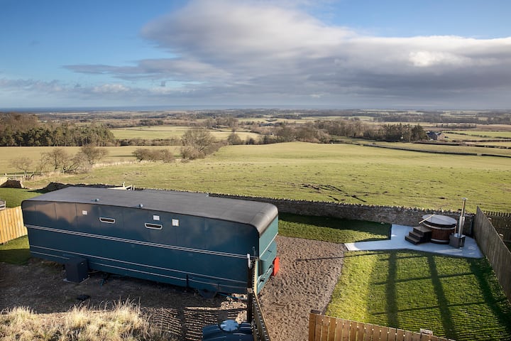 Peweet -Amazing Showmans Wagon +  Hot Tub - Seahouses