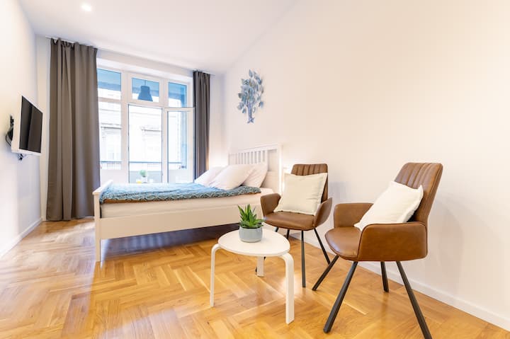 Petra' Official 4* New 1 Bedroom Apartment-balcony - Zagreb