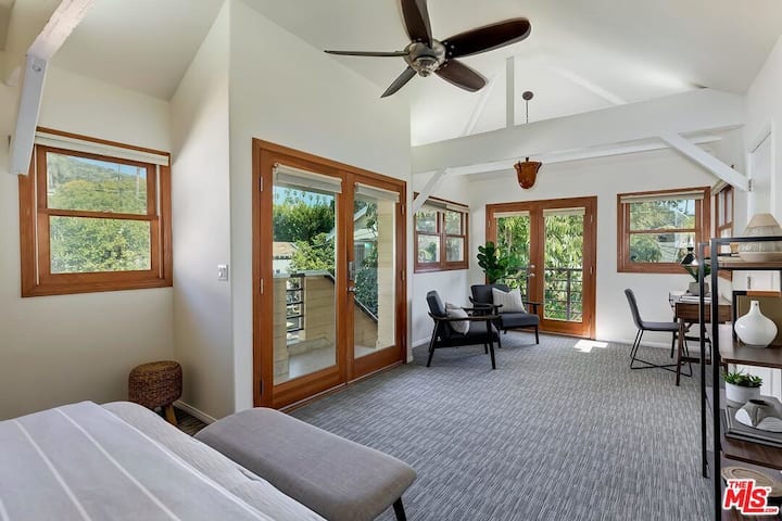 Lovely Studio Apartment W/ Pool In Stunning Oasis - Los Angeles, CA