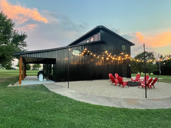 Modern, Unique, Retreat: Aeroplane Manor@ Tango-31 - Frisco