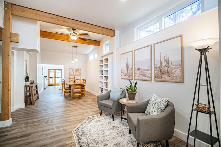 Bright & Spacious Contemporary Home 2bd/2ba + Yard - Tucson, AZ