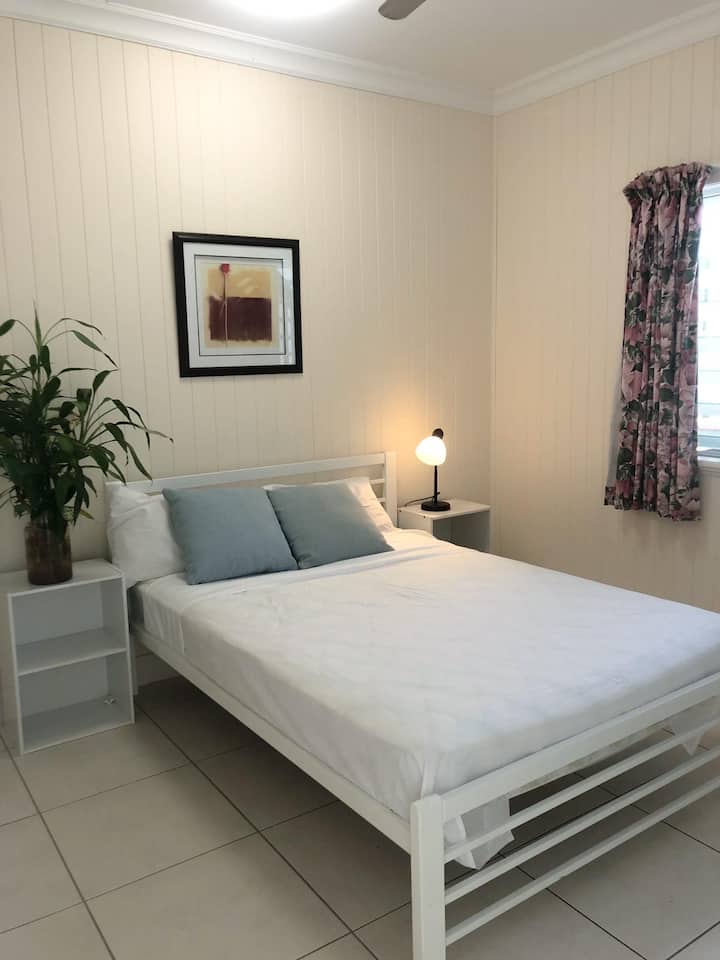 Quiet 2 Bedroom  Place With Patio And Location - Cairns